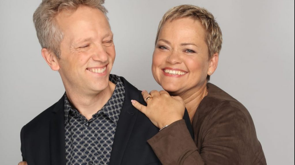 Collega's doneren vrije dagen aan Peter zodat hij bij zieke Joyce kan ...