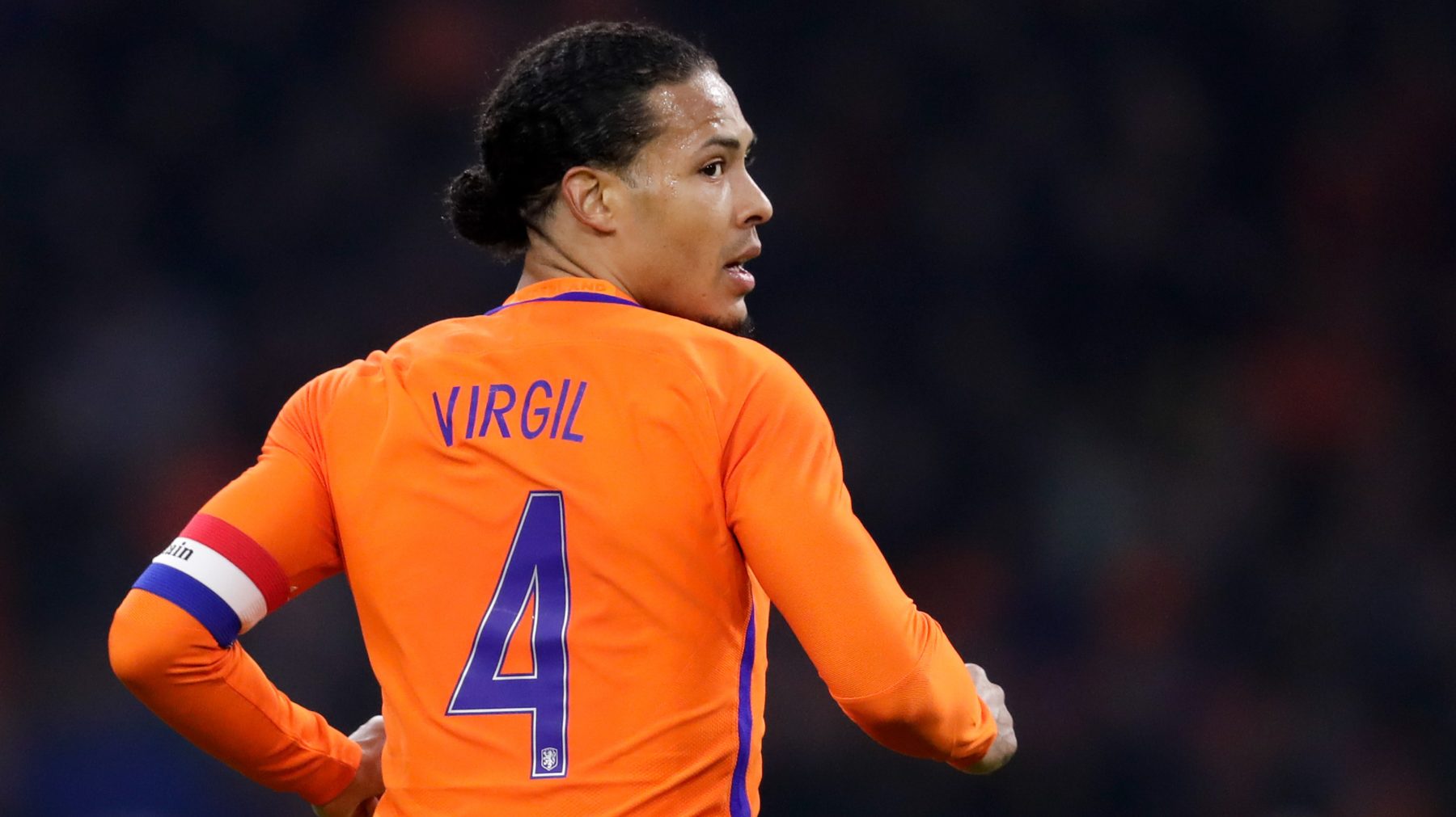 Virgil van Dijk heeft lief onderonsje met z'n mascotte - LINDA.nl