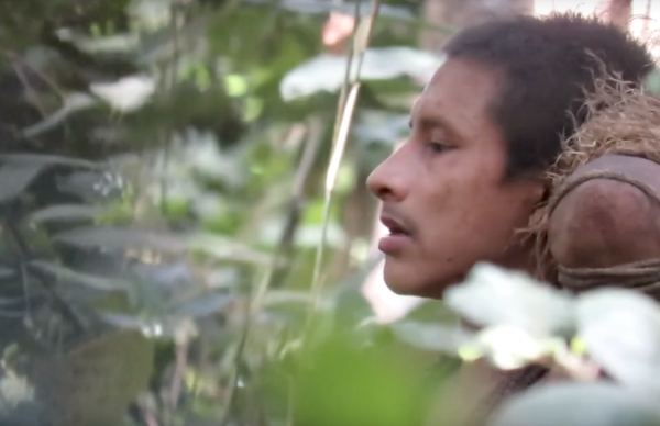 Zeldzaam beeld opgedoken van jager uit inheemse stam - LINDA.nl