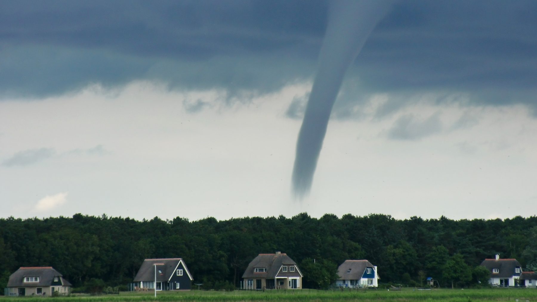 Dat wordt (water)hozen: nóg meer regen in aankomst - LINDA.nl