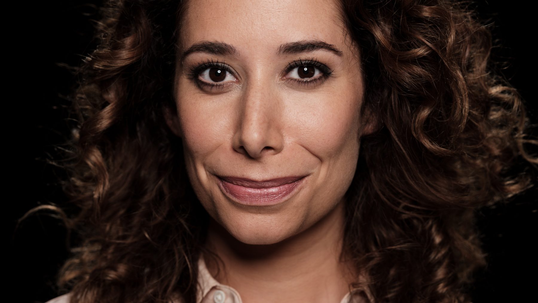 Saïda Maggé volgt Dionne Stax op als presentator van het 'NOS Journaal ...