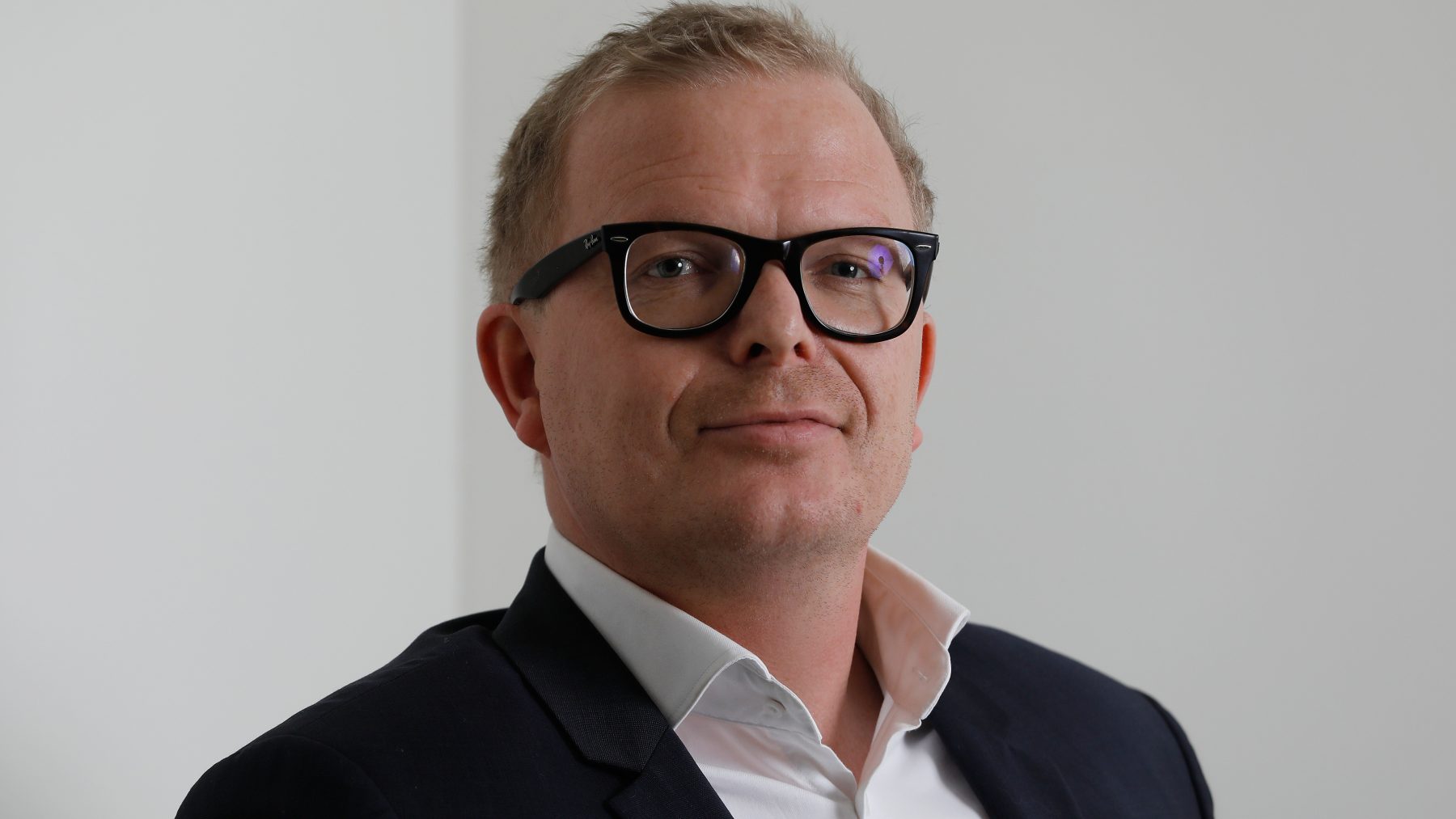 Opiniemaker Jan Roos 'bont en blauw geslagen' en deelt foto - LINDA.nl