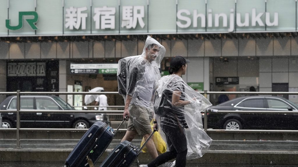 Zwaarste tyfoon in zestig jaar bereikt Japan en legt het dagelijks ...