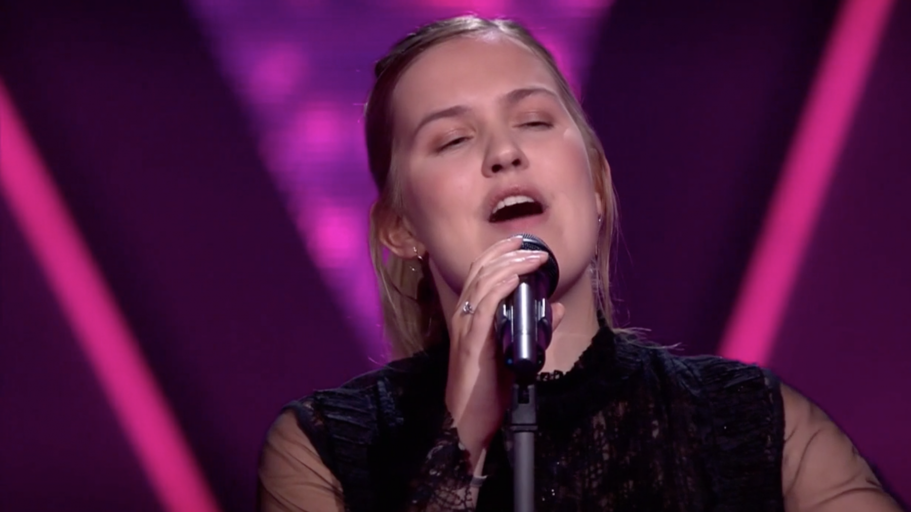 Emma (16) nú al favoriet in 'The Voice' (en dat tijdens de eerste ...