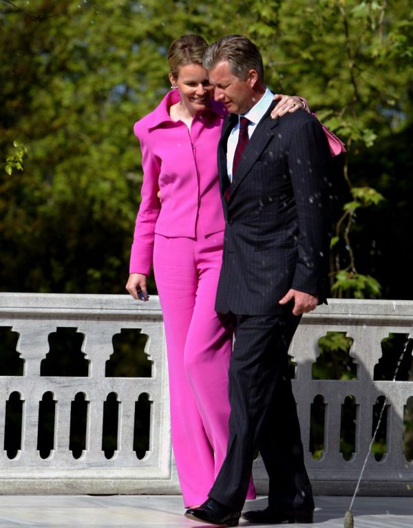 Filip en Mathilde vieren porseleinen huwelijk (met hun twee honden ...