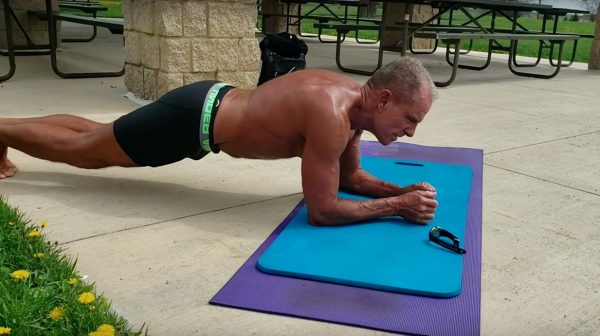 Amerikaan staat acht uur in plank-positie en verbreekt wereldrecord ...