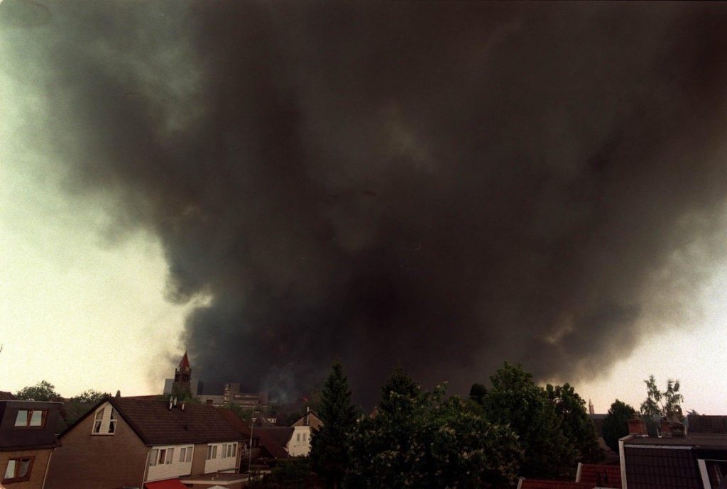 De vuurwerkramp in Enschede van twintig jaar geleden in tien foto's ...