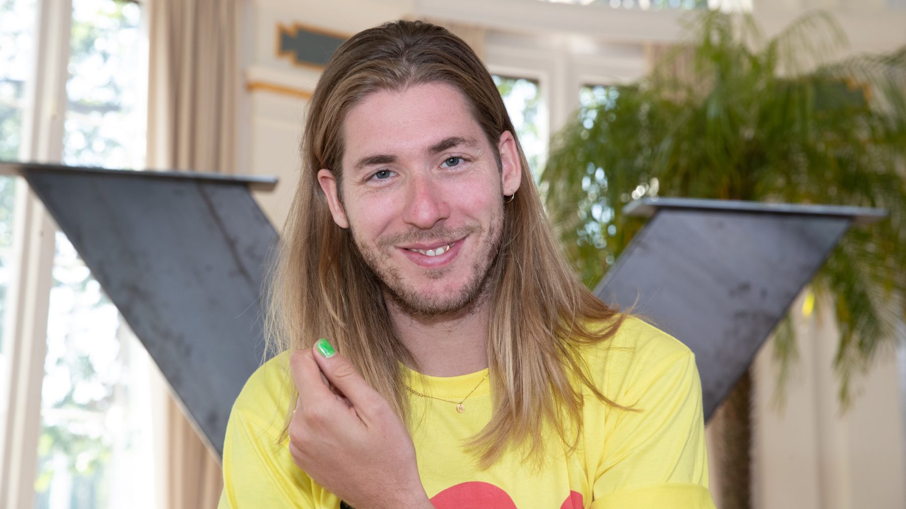 Mooi: radio-dj Frank van der Lende steunt gepeste jongen met nagellak ...