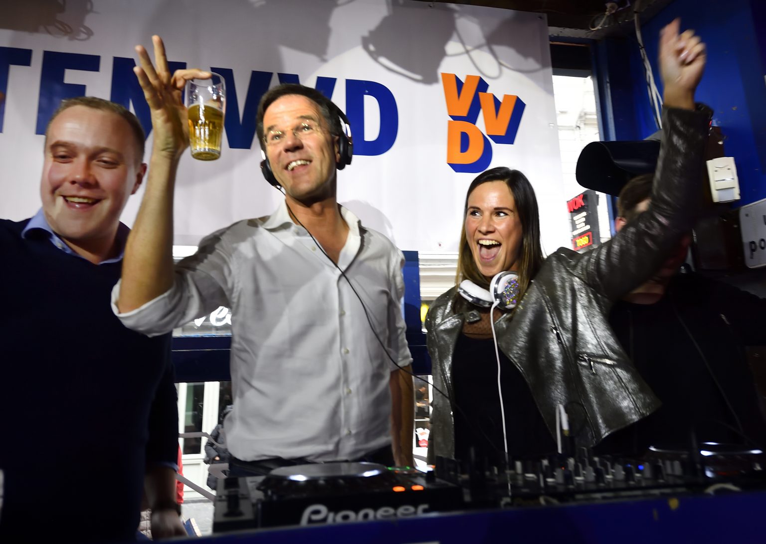 Goedlachs, doordacht en een feestbeest: Mark Rutte is tien jaar premier ...