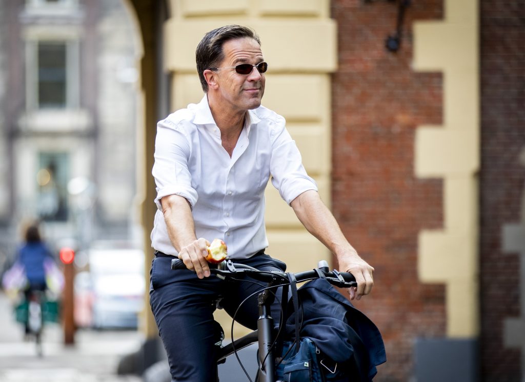 Goedlachs, doordacht en een feestbeest: Mark Rutte is tien jaar premier ...