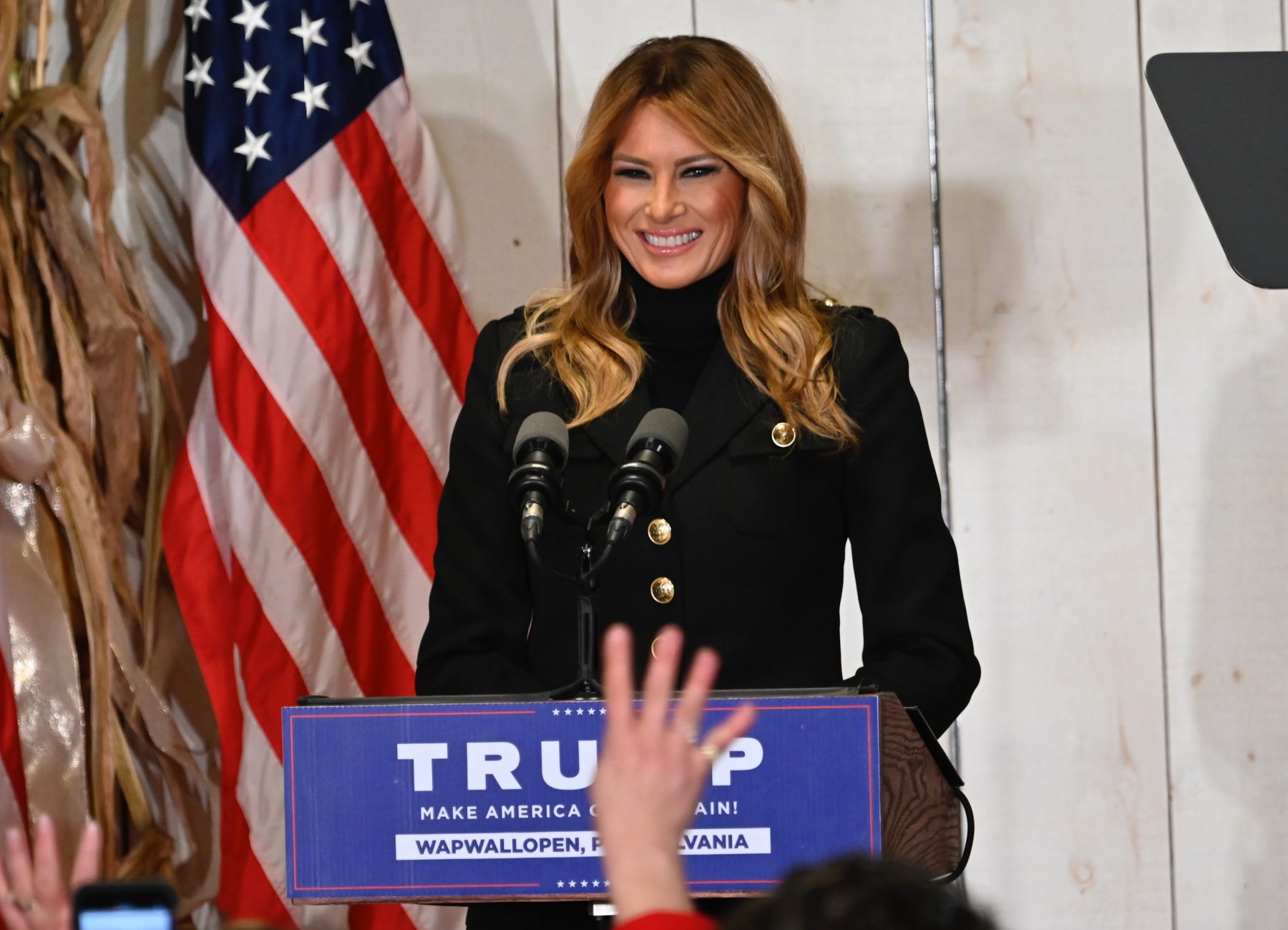 Zo wijst Melania de hand van haar man Donald Trump af - LINDA.nl