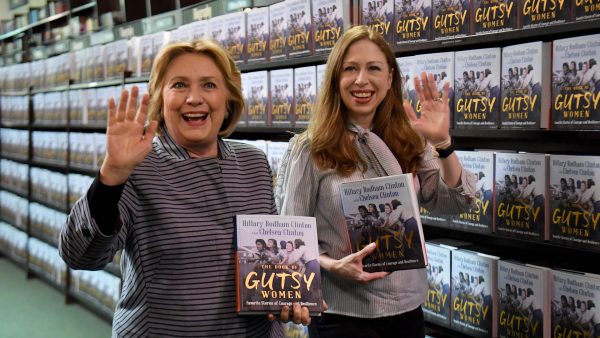 Hillary en Chelsea Clinton gezicht van documentairereeks ‘Gutsy Women ...