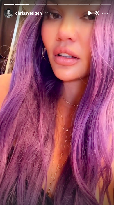 Insta-filter wordt feit: Chrissy Teigen showt haar nieuwe paarse lokken ...