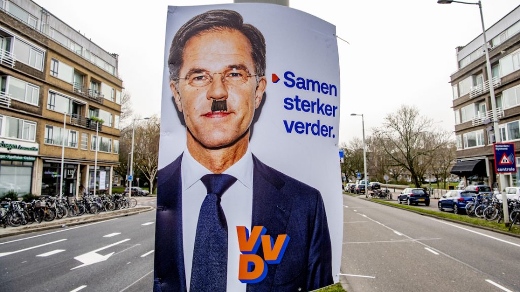 Verkiezingsposters Mark Rutte in De Lier beklad met Hitlersnor - LINDA.nl
