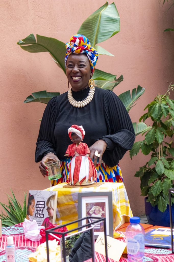 Headwraps: Diana Ritfeld leert mensen hoofddoeken knopen - LINDA.nl