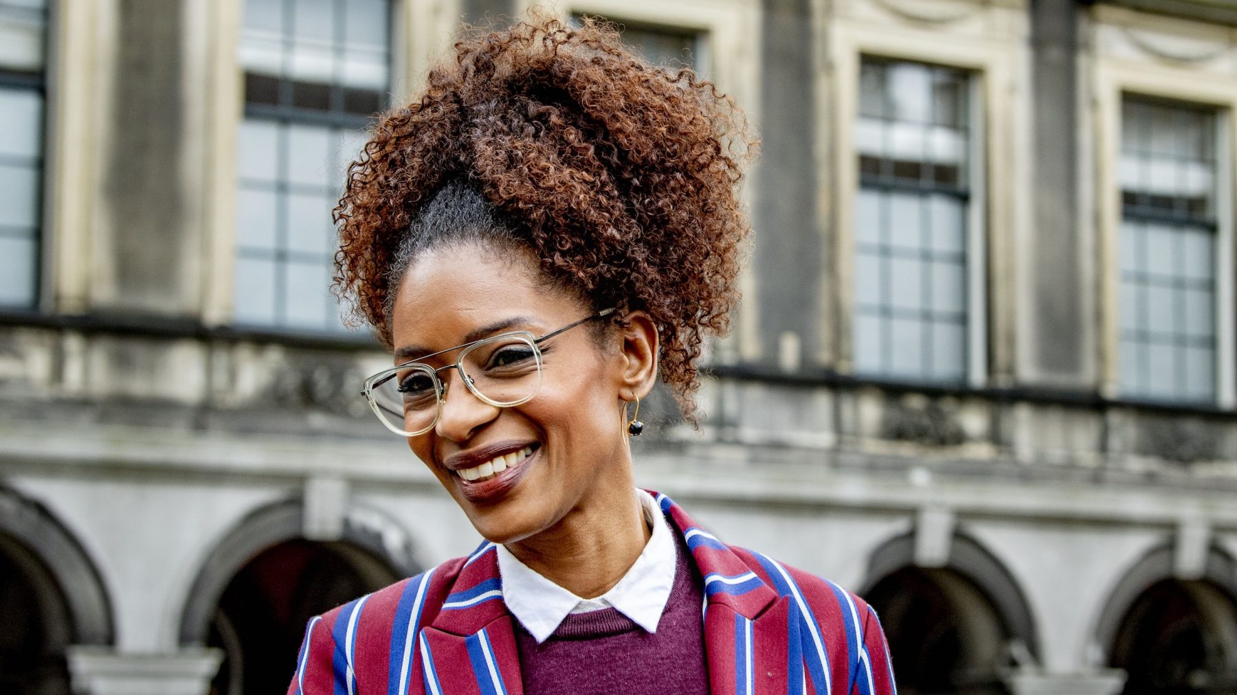 Sylvana Simons 'herbeleeft' bevalling op verjaardag zoon - LINDA.nl