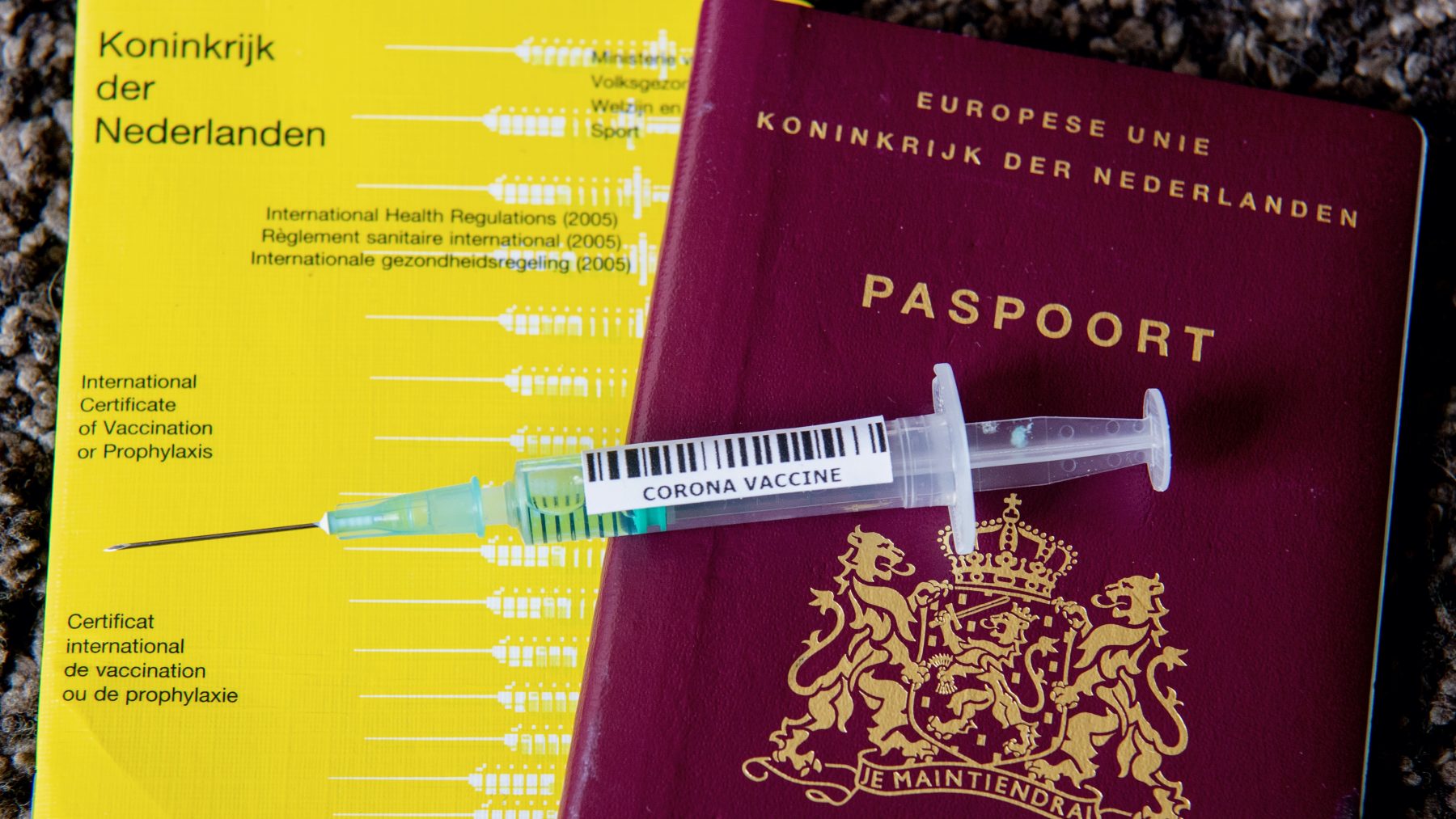 Waarom niet elke GGD coronavaccinaties in 'het gele boekje' zet - LINDA.nl