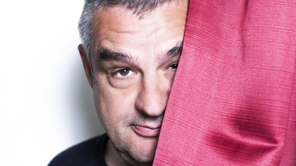 Frank Lammers scoort hit met zijn ode aan bondscoach Frank de Boer ...