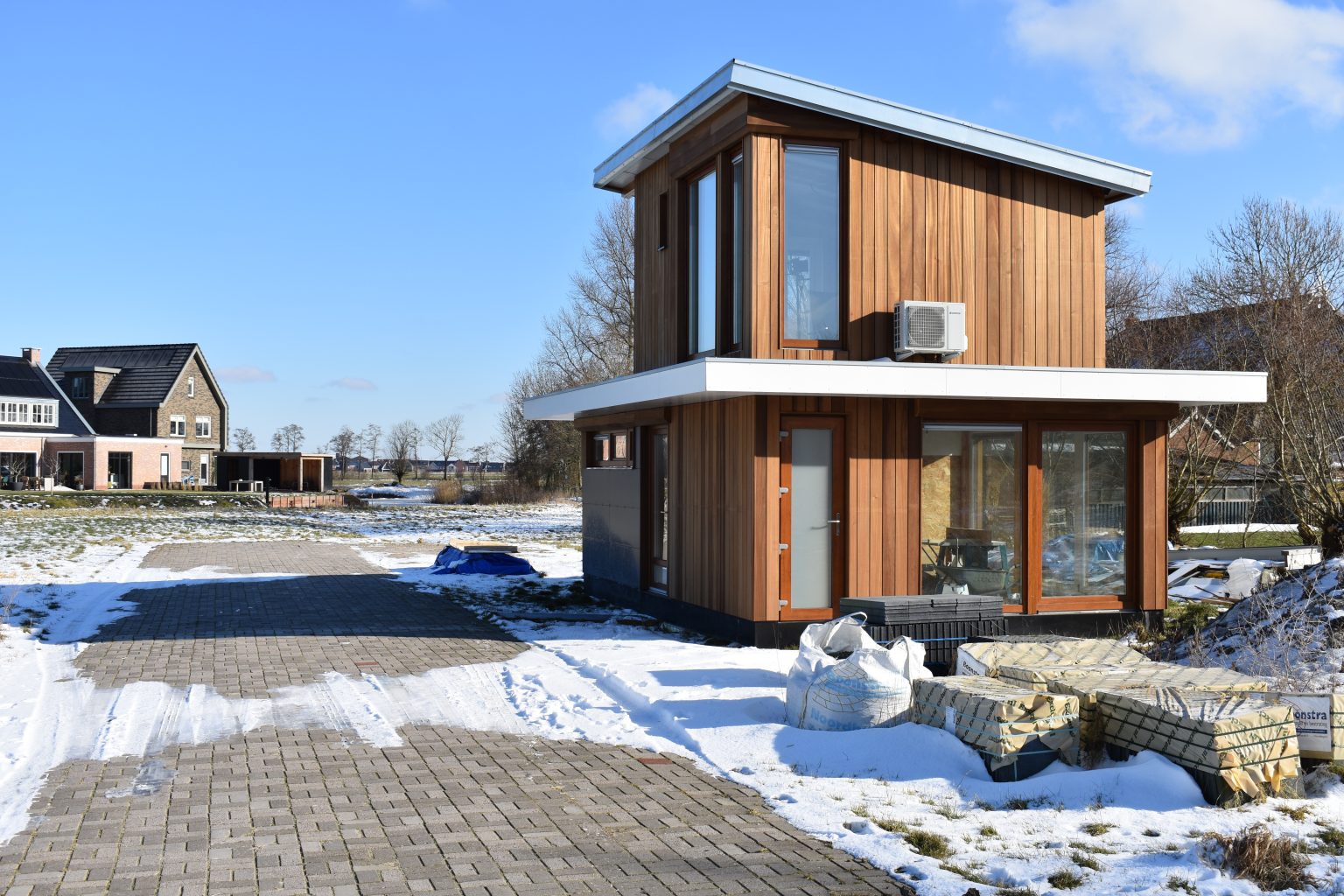 Vader bouwt tiny house voor én met zijn dochter: 'Uitkomst voor starters' - LINDA.nl