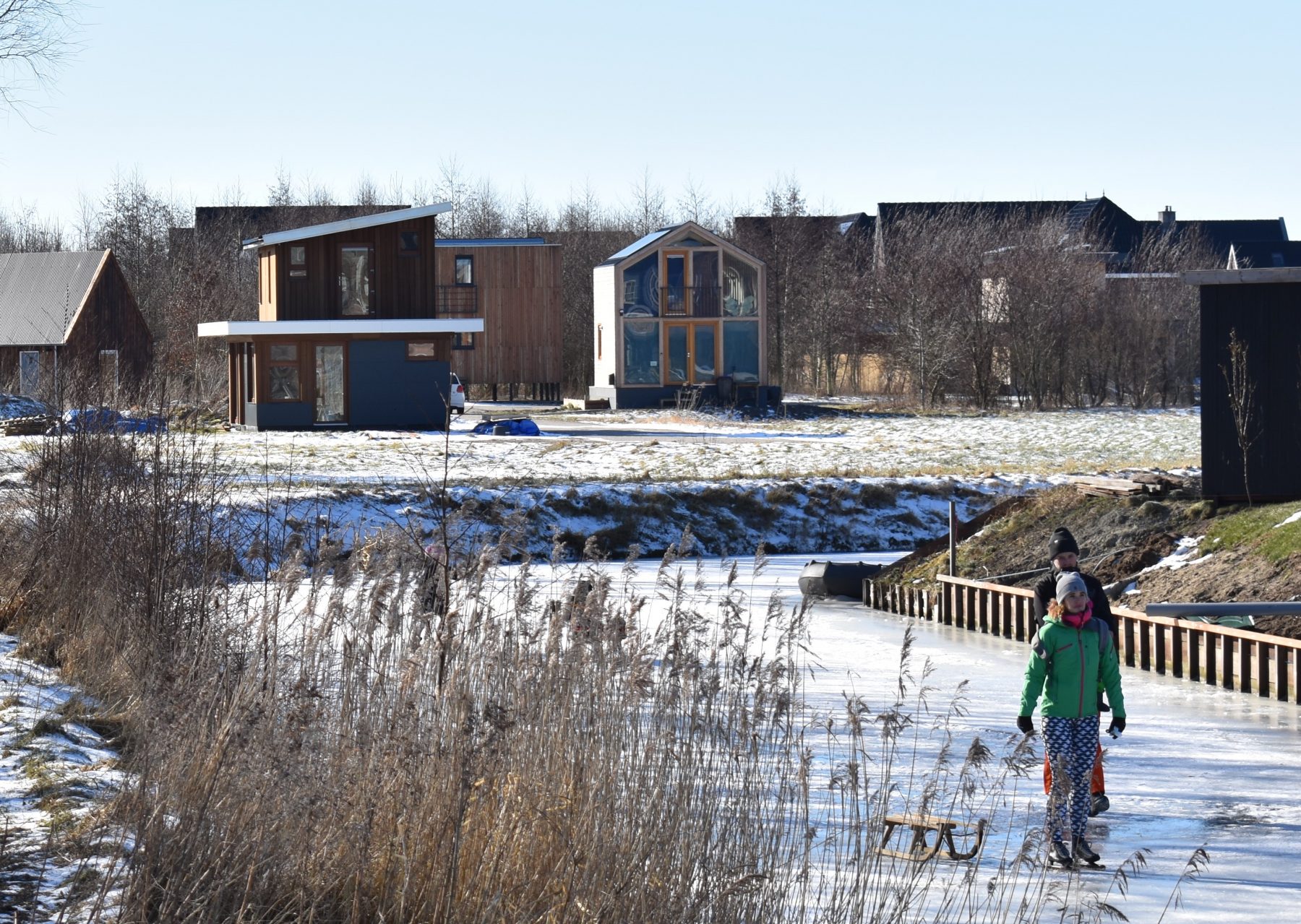 Vader bouwt tiny house voor én met zijn dochter: 'Uitkomst voor starters' - LINDA.nl