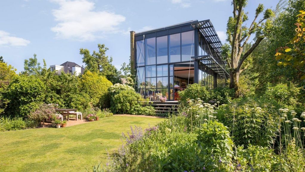 ‘Echte Gooische Moeder’ Bo Wilkes zet villa in Laren te koop - LINDA.nl