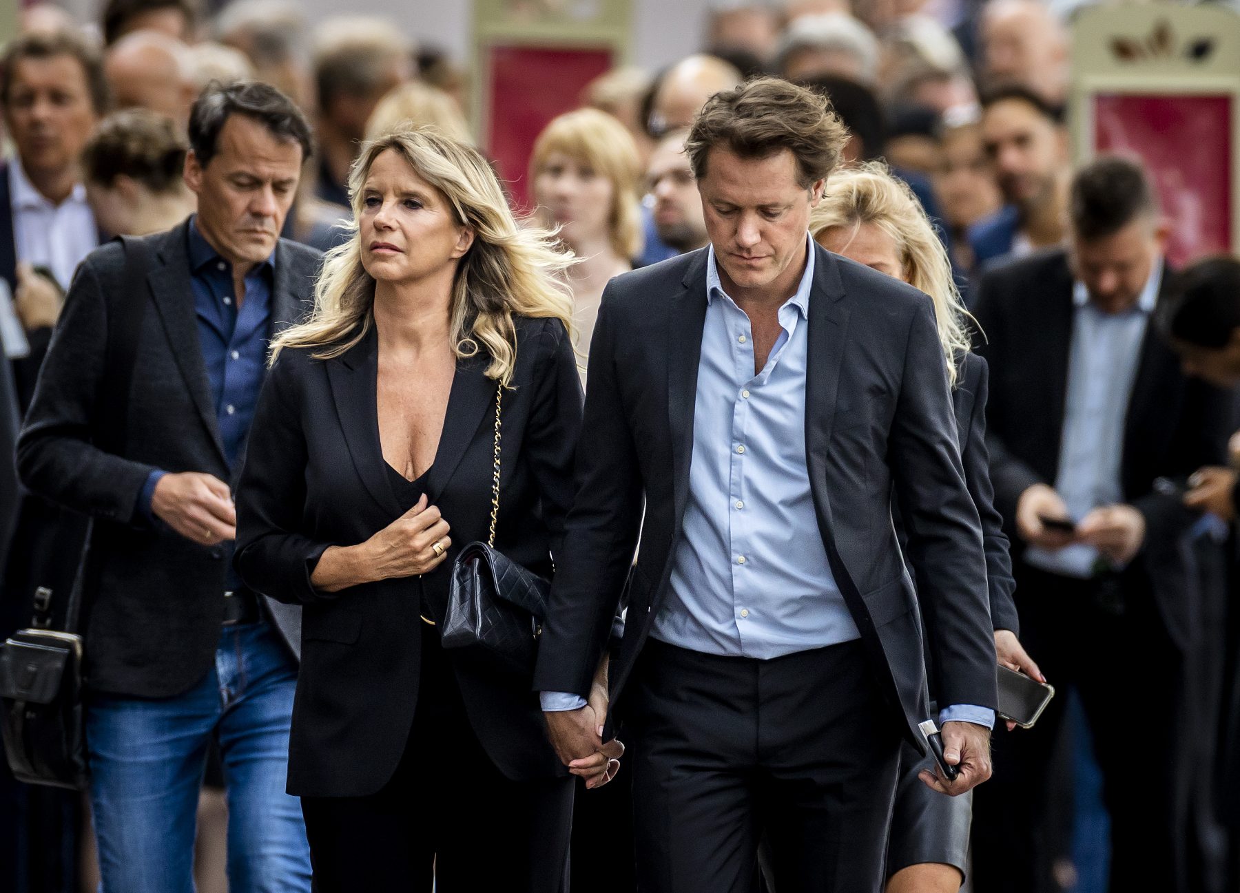 Genodigden bij elkaar in Carré voor afscheid Peter R. de Vries - LINDA.nl