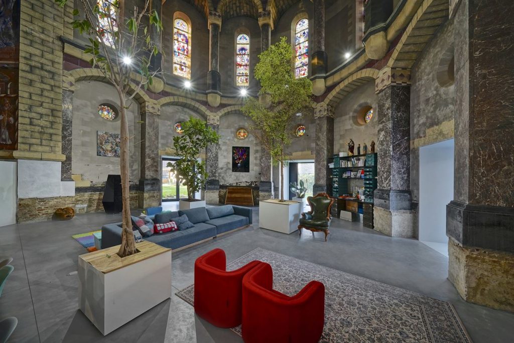 Kerk te koop: met zestien (!) kamers woont het meer dan hemels - LINDA.nl