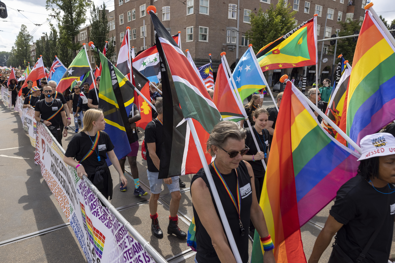 De Pride Walk in beeld: 'Het was indrukwekkender dan ooit' - LINDA.nl