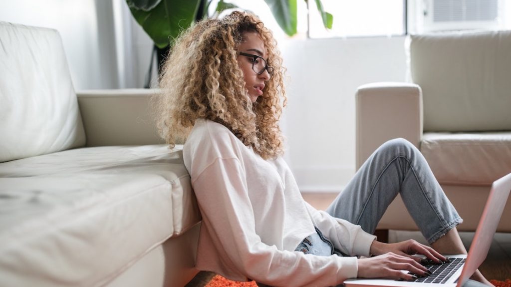 Zoveelste plottwist van 2021: Gen Z zit méér op hun laptop dan telefoon ...