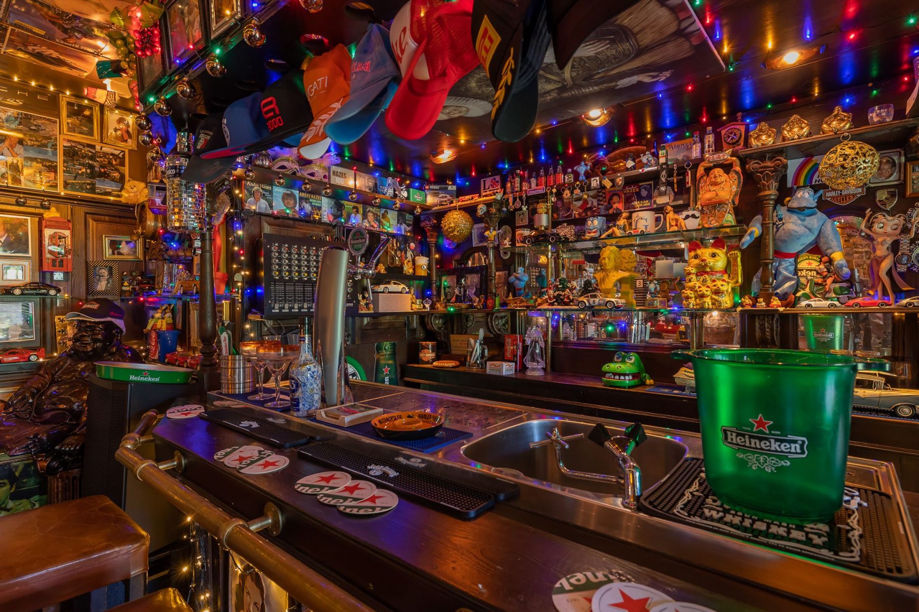 FEBO-muur, bruin café en eigen zwembad: in dit huis is het altijd ...