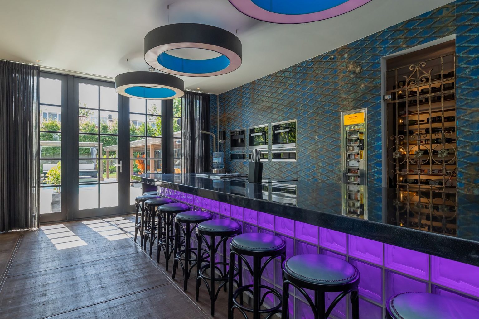 FEBO-muur, bruin café en eigen zwembad: in dit huis is het altijd ...