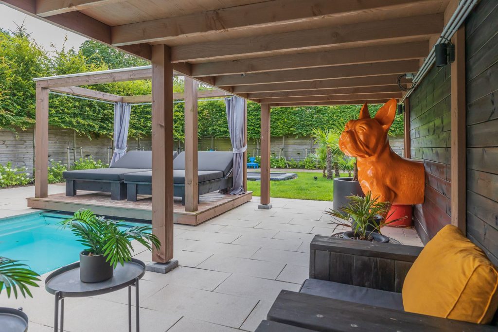 FEBO-muur, bruin café en eigen zwembad: in dit huis is het altijd ...