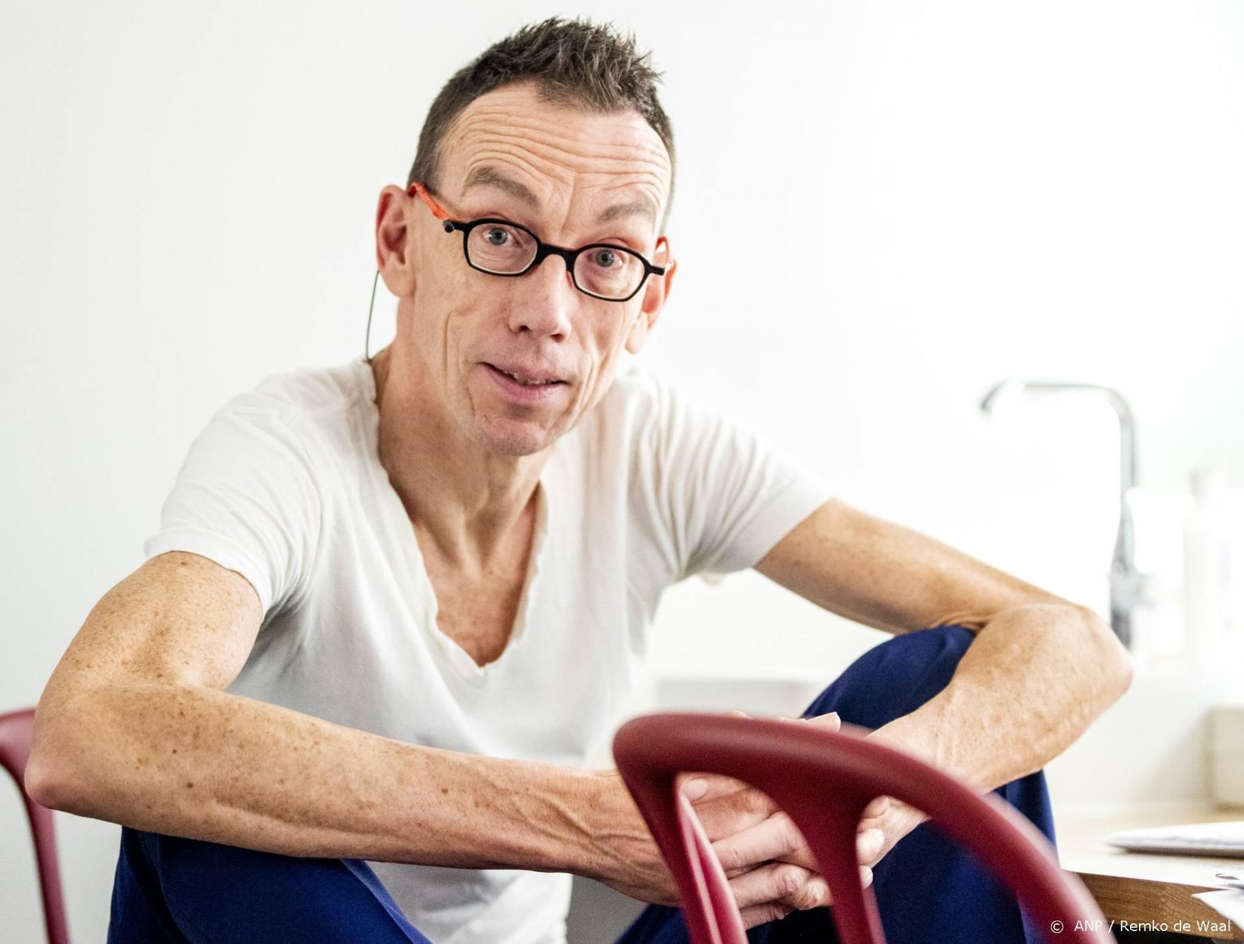 Dolf Jansen stelt oudejaarsshows uit vanwege coronabesmetting - LINDA.nl