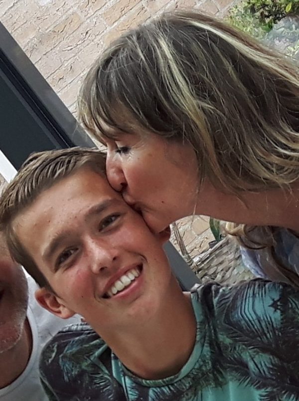 Iris herdenkt haar zoon Delano: 'We hadden dezelfde gare humor' - LINDA.nl