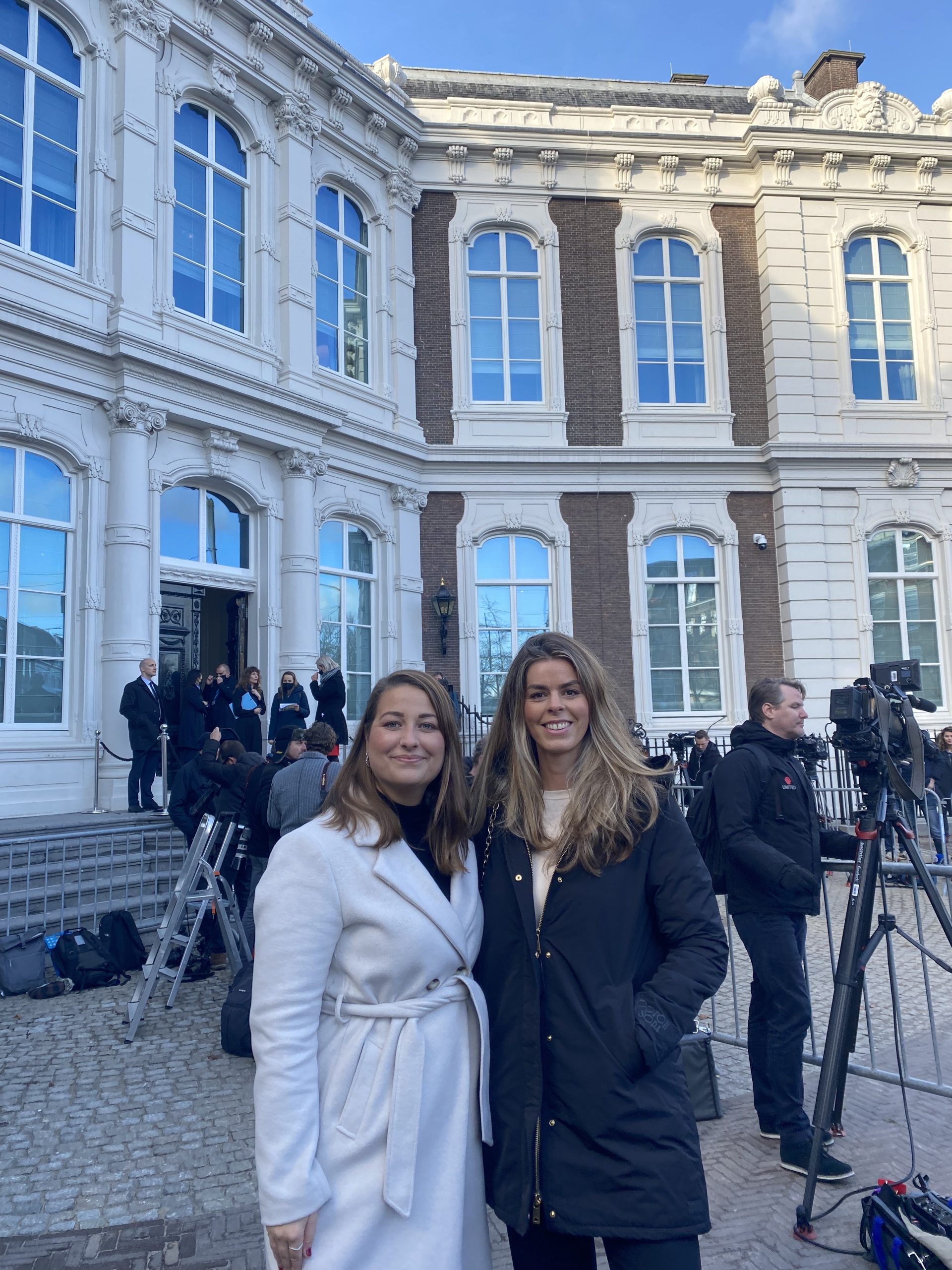 Spannende dag voor Amalia: 'de heisa lijkt haar plots te overvallen ...