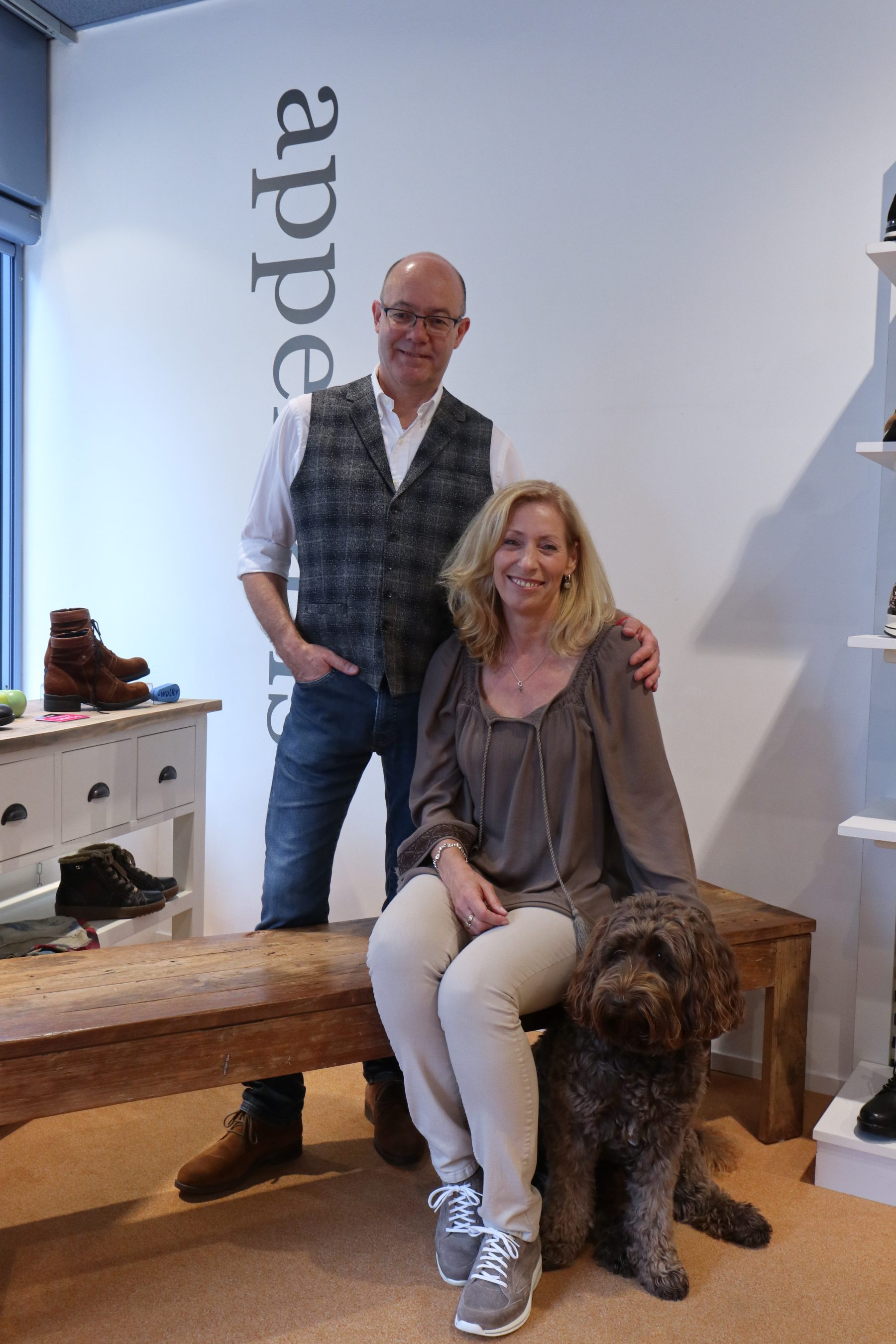 Noodkreet winkelier Angelique: 'Voor 2 euro knuffelen met hond Bruno ... Noodkreet winkelier Angelique: 'Voor 2 euro knuffelen met hond Bruno ...