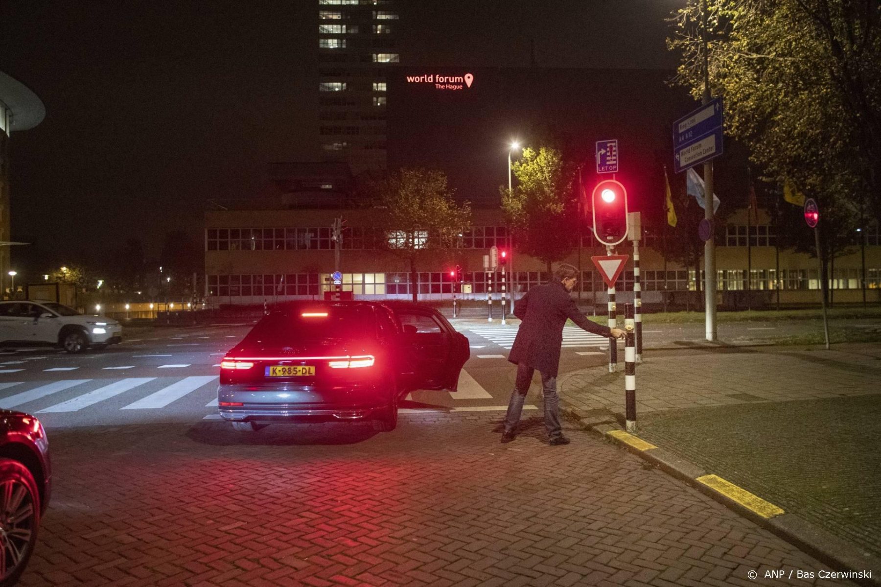 Rutte leerde van Peter Pannekoek dat knop stoplicht niet werkt - LINDA.nl