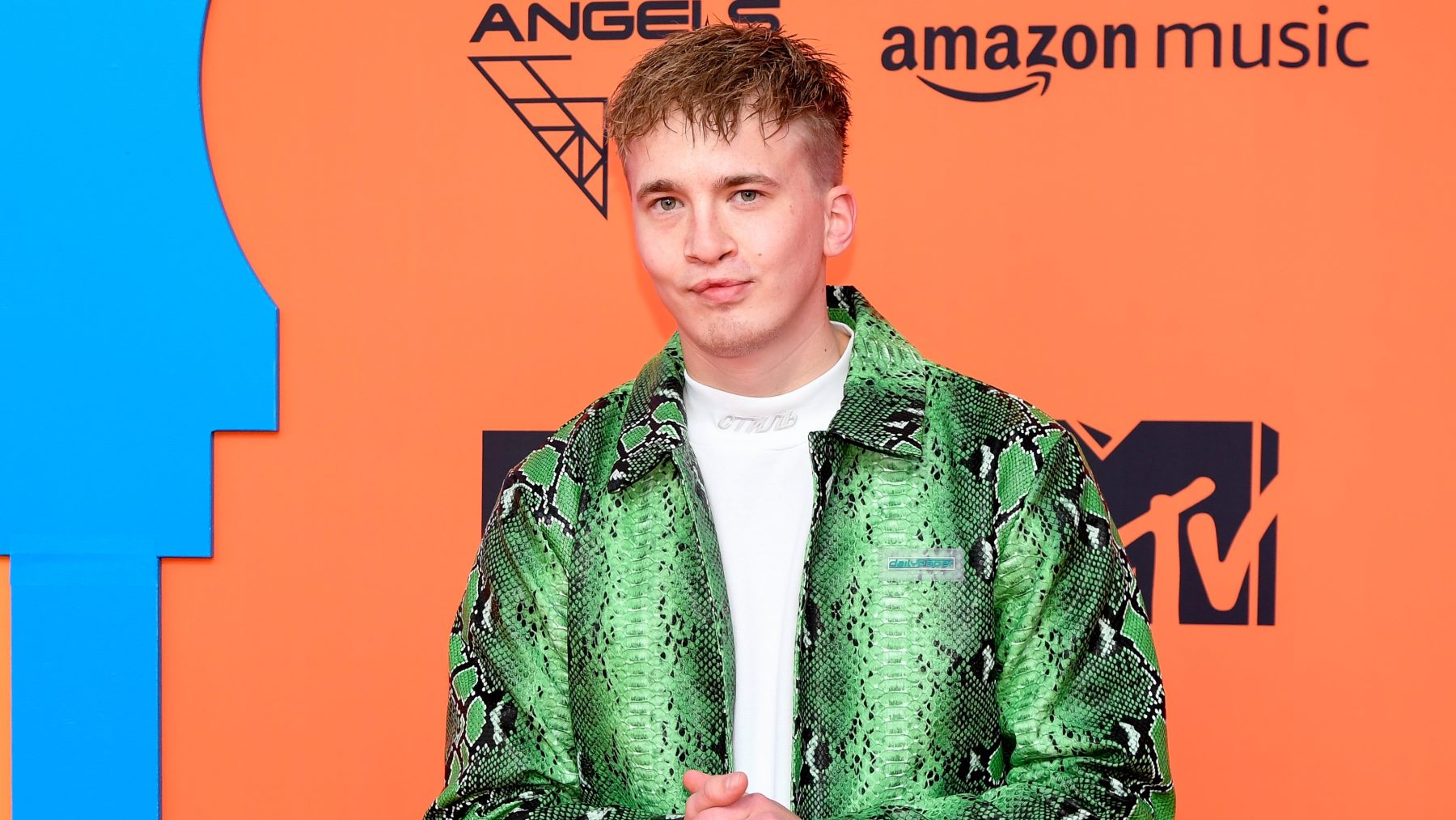 Ananas op je pizza? Rapper Snelle maakt er gehakt van in nieuw nummer ...