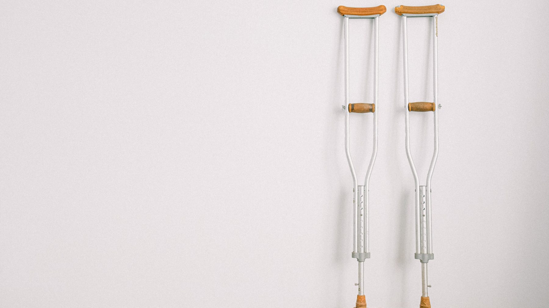 Pascale brak op vakantie haar enkel: 'Douane rammelde met gipsbeen ...