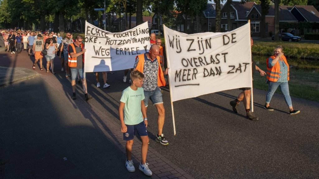 Honderden mensen bij demonstratie aanmeldcentrum Ter Apel - LINDA.nl