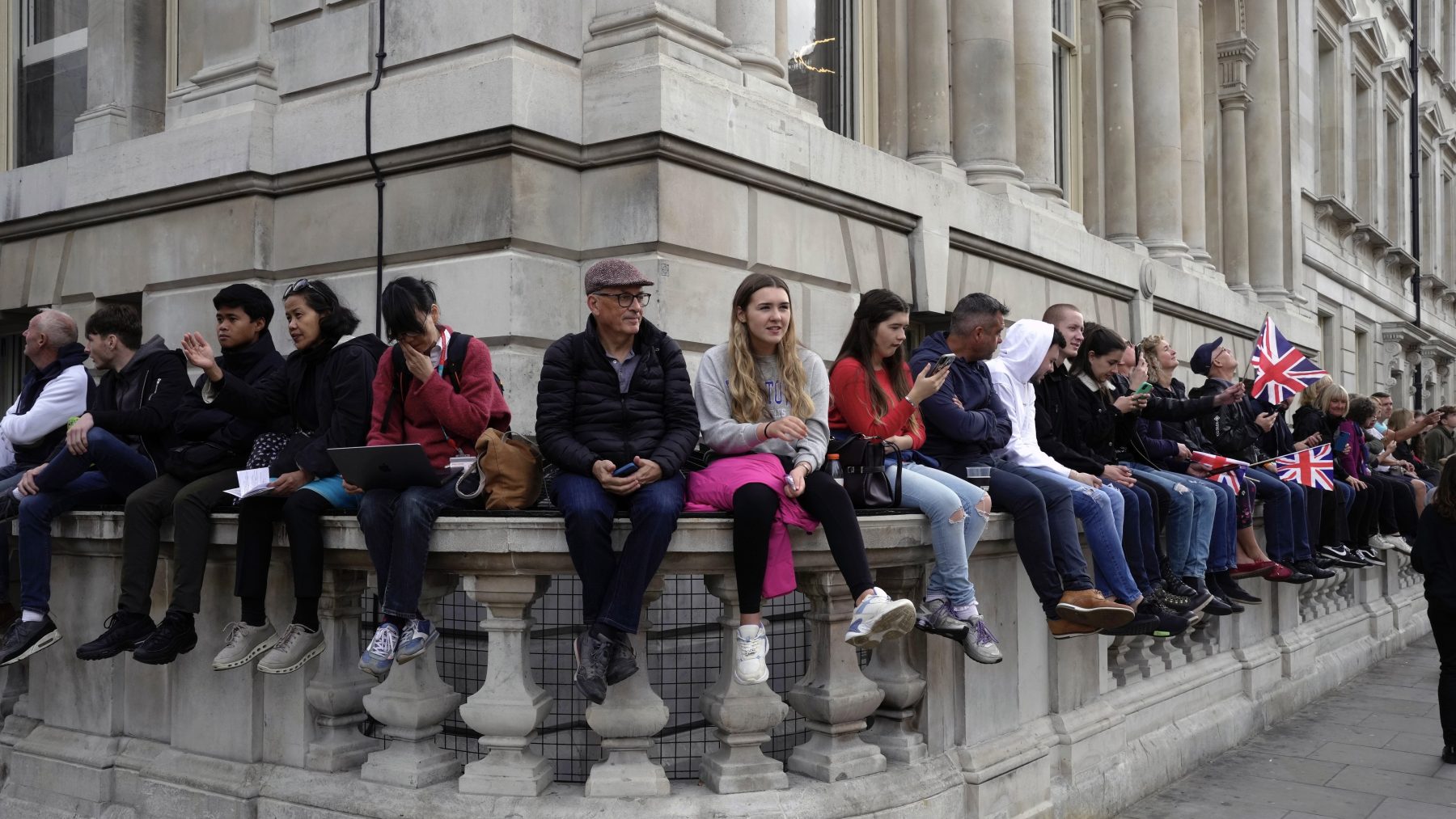 Urenlang in de rij voor kist koningin Elizabeth bij Westminster Hall ...