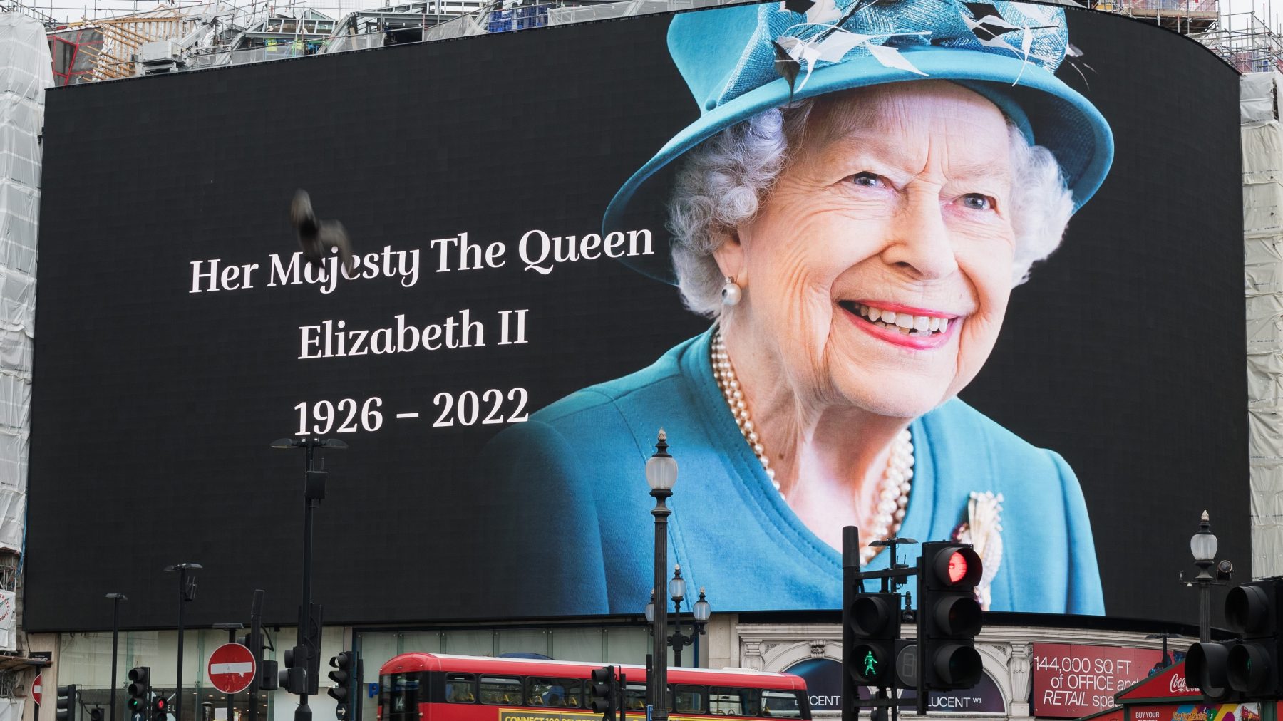 Dit is het laatste nooit eerder vertoonde portret van de Britse Queen ...