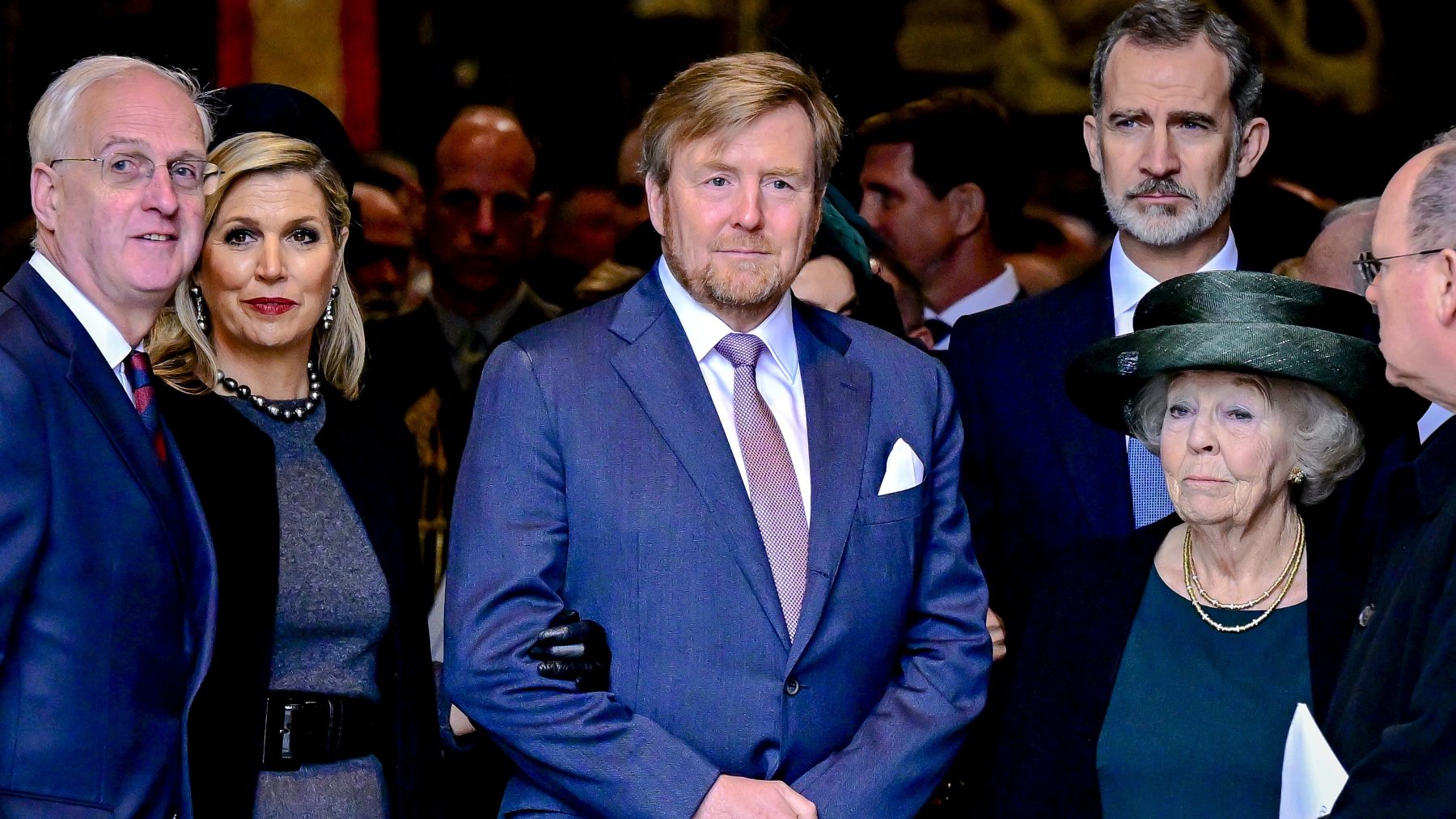 Willem-Alexander, Máxima en Beatrix op eerste rij voor kist Elizabeth ...
