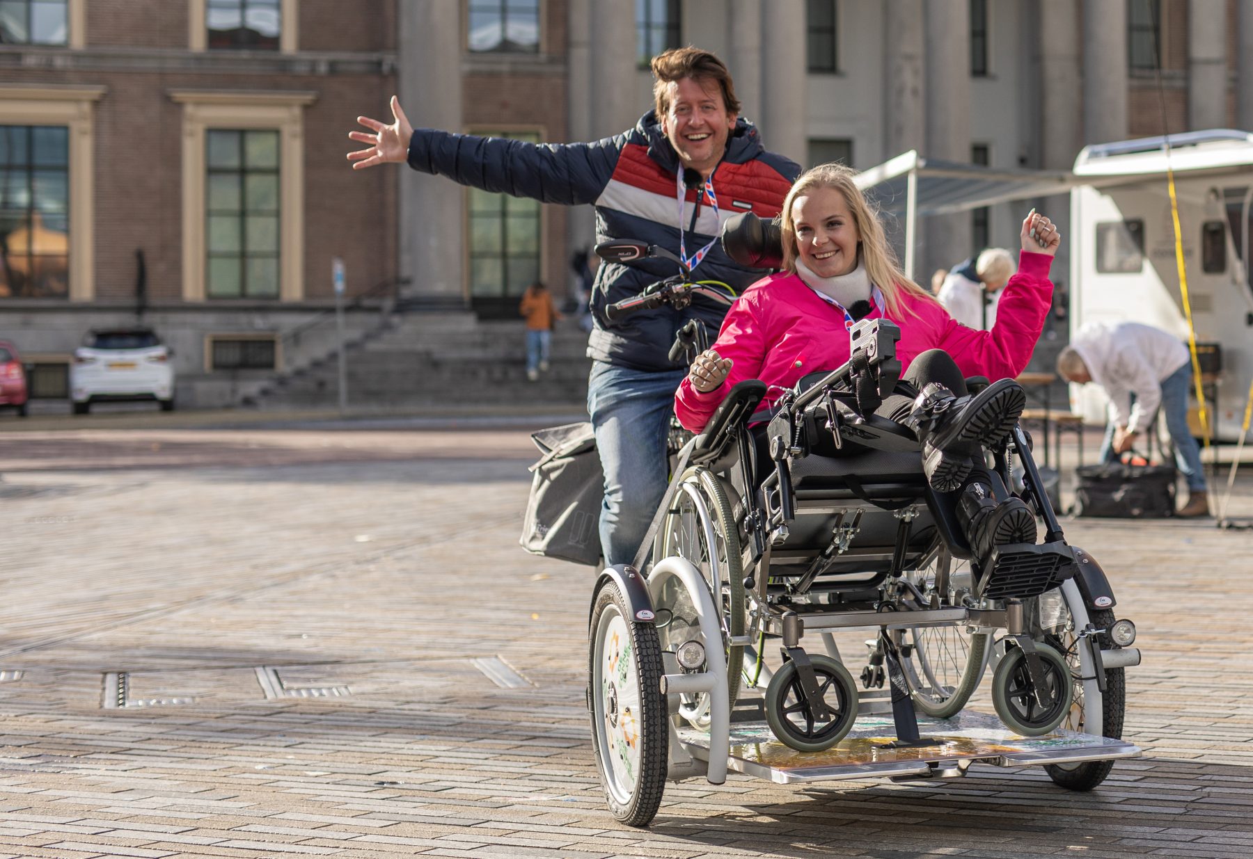 Dominique (25) realiseert in haar rolstoel eindelijk grote wens - LINDA.nl