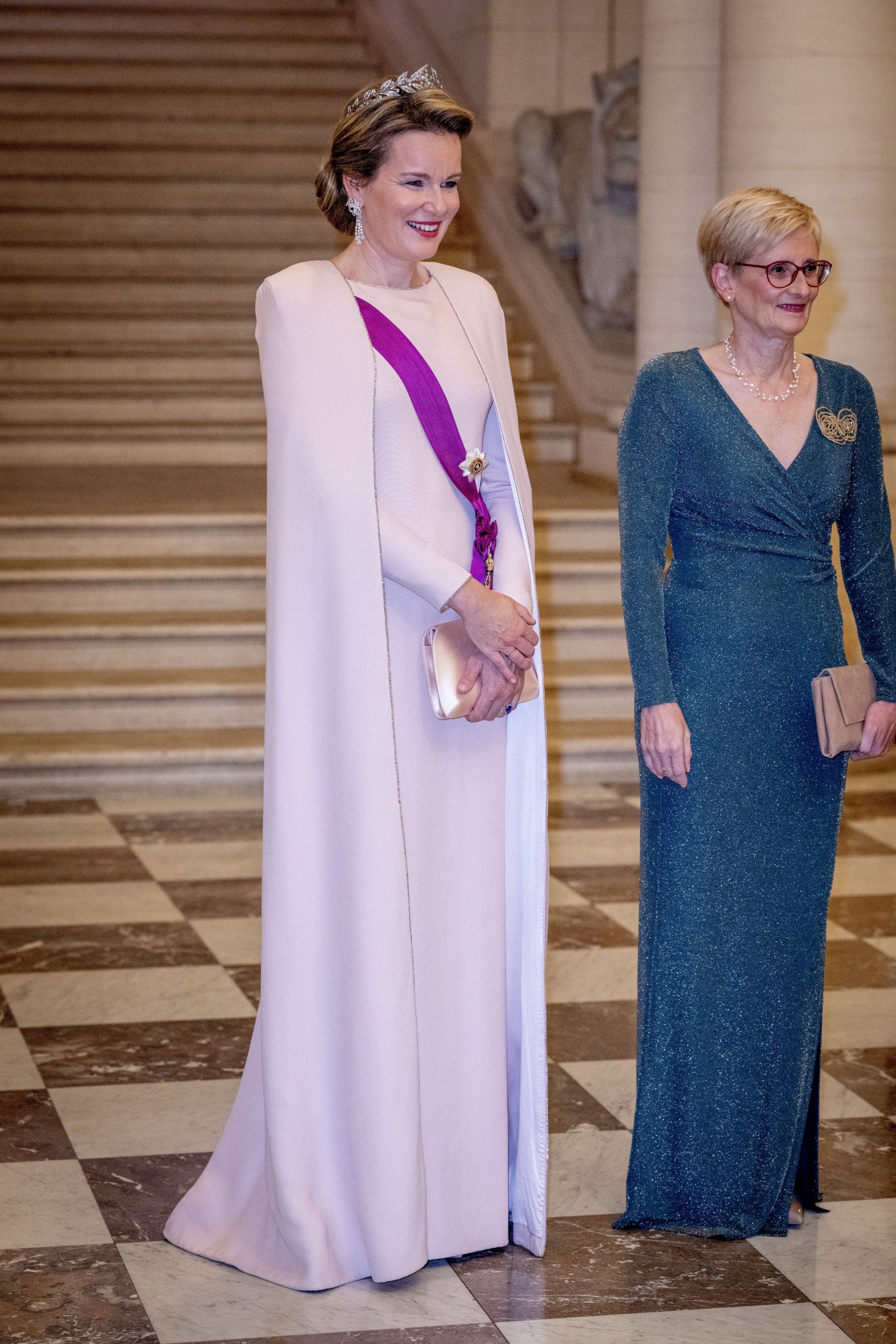 Een week vol glamour: parels, capejurken en Máxima's glitterbroek ...