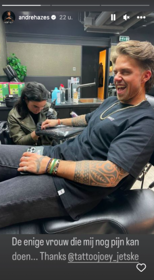 André Hazes laat tattoo zetten door 'enige vrouw die hem pijn kan doen ...