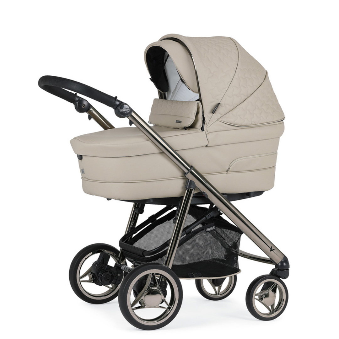 Vrouwen stelen goudkleurige kinderwagen van 4000 euro uit winkel - LINDA.nl