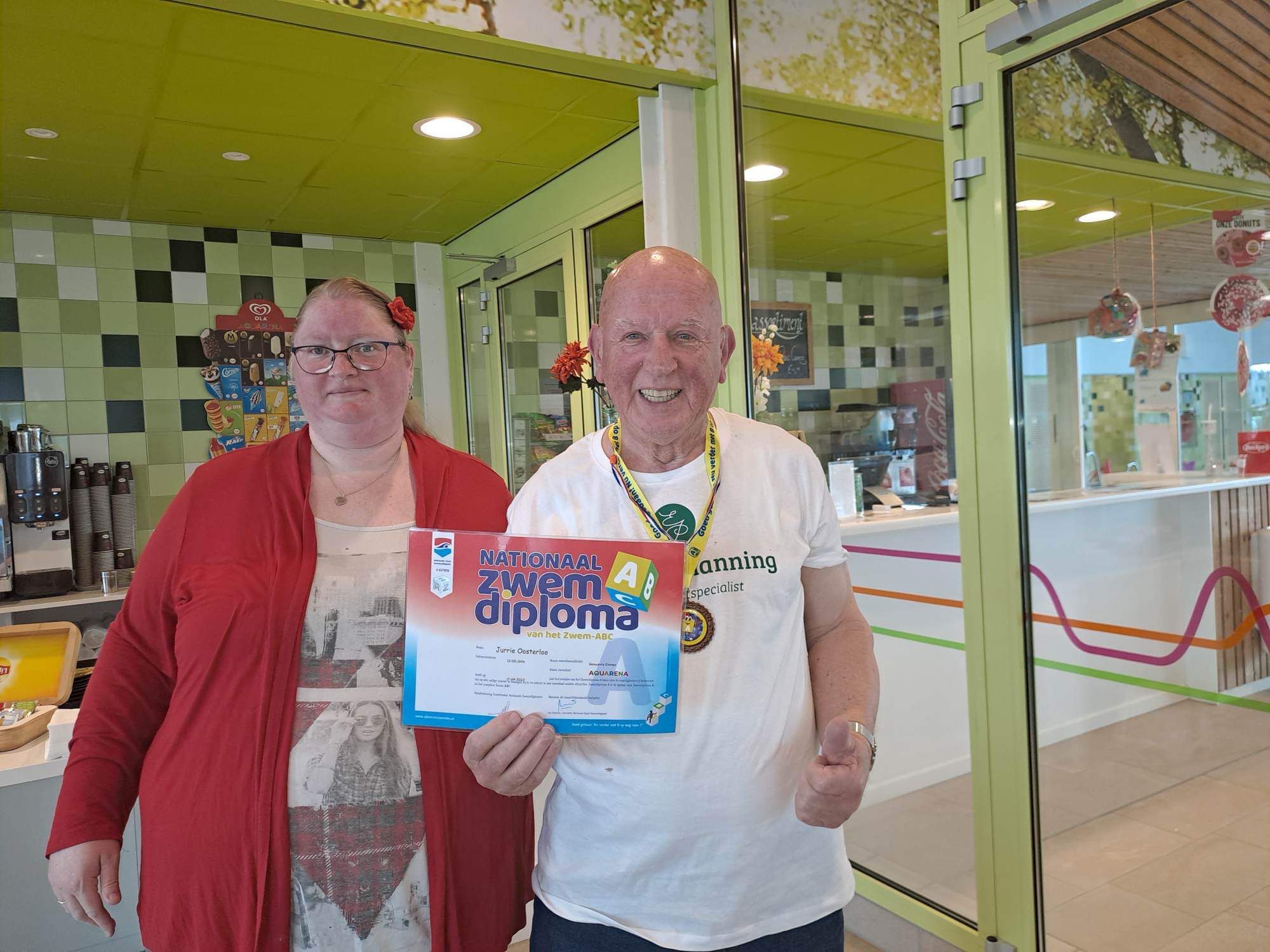 Formid-A-bel: Jurrie (78) haalt zijn zwemdiploma A - LINDA.nl