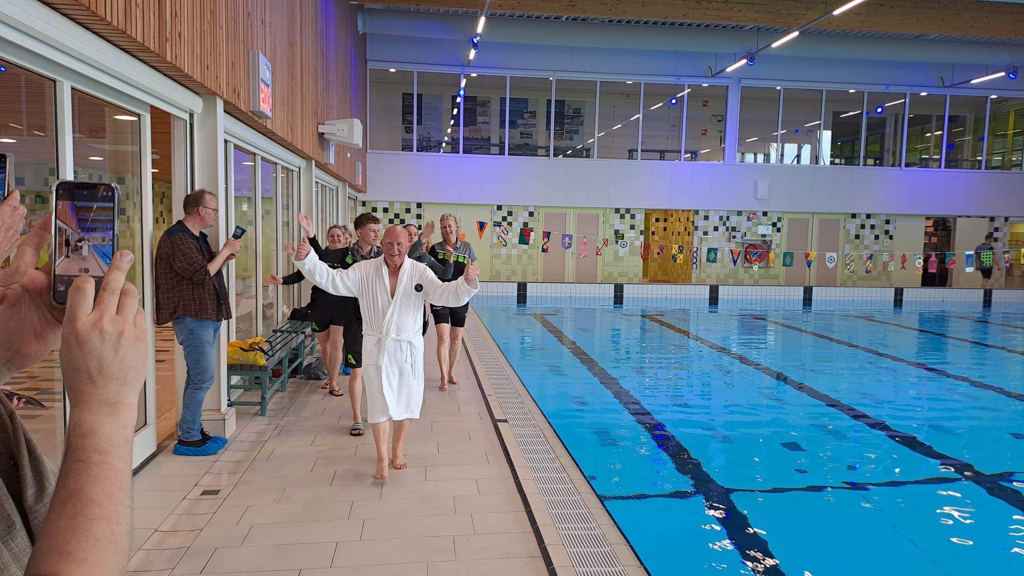 Formid-A-bel: Jurrie (78) haalt zijn zwemdiploma A - LINDA.nl