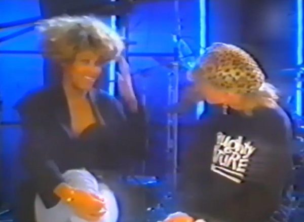 Tina Turner nam het voor Simone Angel op in eerste interview als vj ...